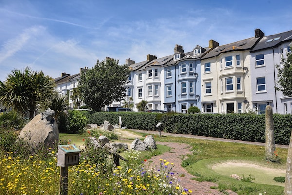 Flat 2, 10 Seafield Road, Family Friendly In Seaton, Devon - Branscombe