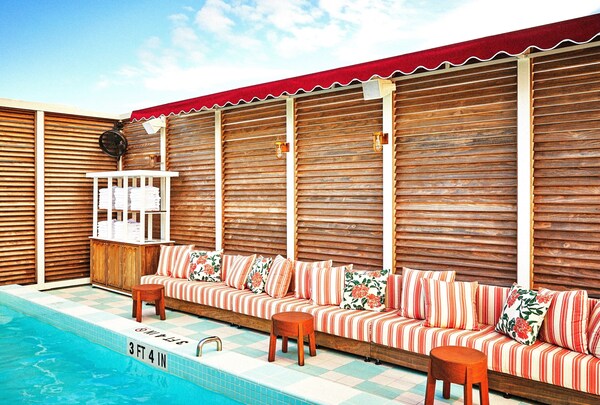 Convenient Stay, Superb Location! Private Parking, Onsite Pool - Miami Beach, FL