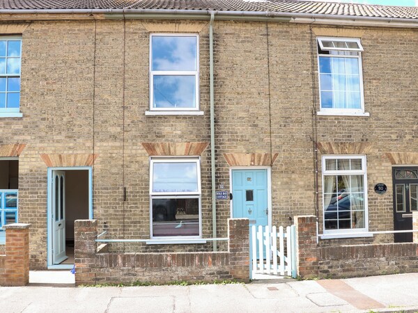 Sole Bay Cottage, Pet Friendly, With A Garden In Lowestoft - Lowestoft