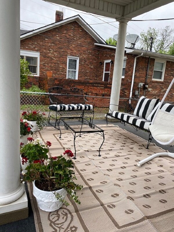 Entire Two Story 4 Bed/2 Full Bath. Historical Home Only Steps To Centre College - Harrodsburg, KY