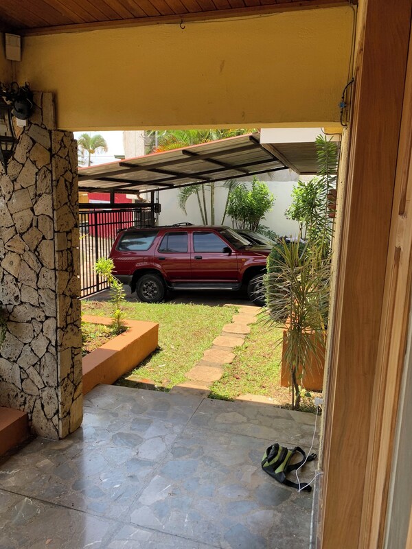 For Big Groups A 4 Bedrooms, 3 Bathrooms House Near To The Airport - San José