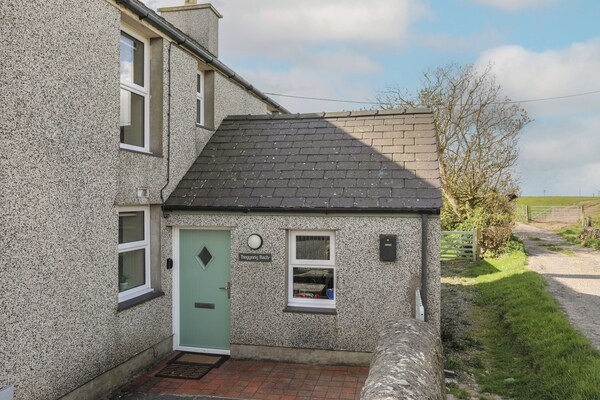Tregynrig Bach, Pet Friendly, With Hot Tub In Cemaes Bay - 앵글시