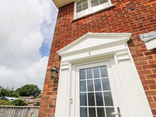 1 Westwood Close, Pet Friendly, Country Holiday Cottage In Cowes - Beaulieu