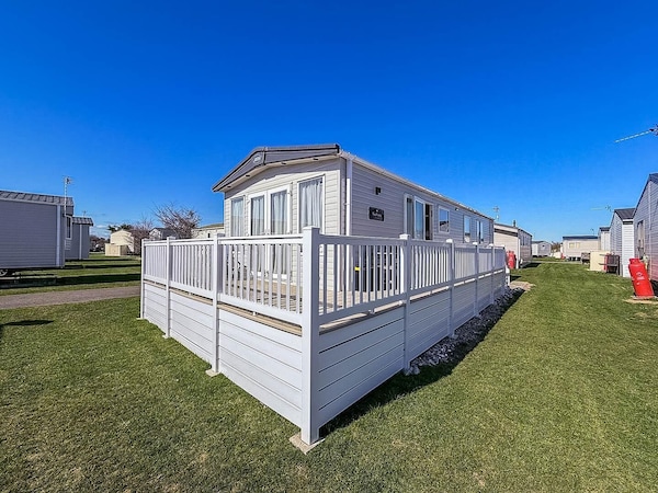 Lovely Caravan With Seaviews, Wi-fi And Decking Near Pakefield Beach Ref 68040cr - Lowestoft