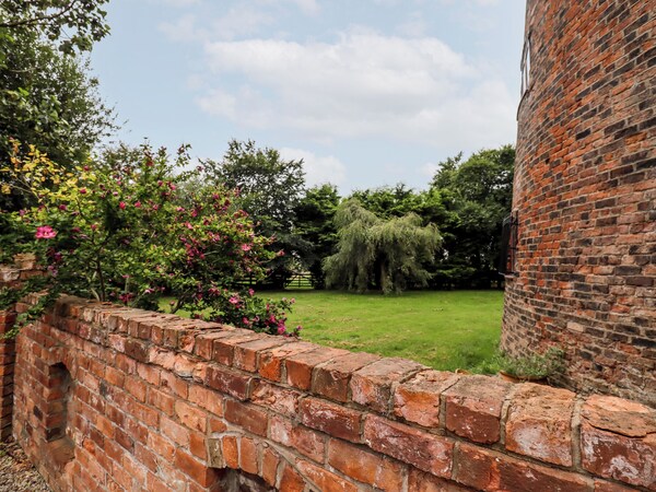 Windmill On The Farm, Family Friendly, With A Garden In Burscough - Southport