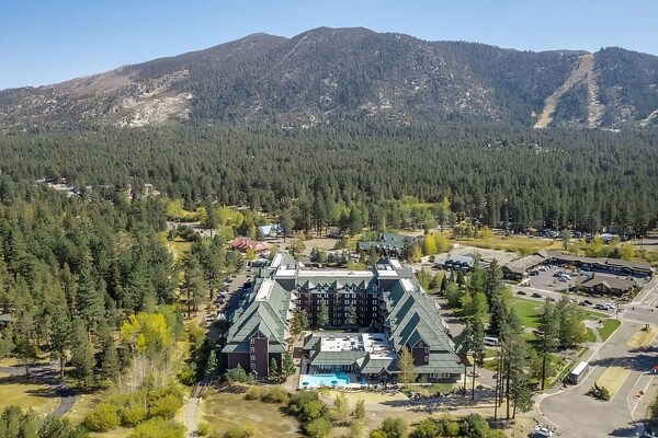 Your Stylish Mountain Retreat! Kitchenette, Outdoor Swimming Pool! - South Lake Tahoe, CA