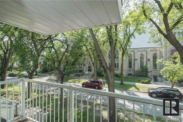 Modern 2 Bed/2 Bath Condo In Great Location\n - Winnipeg