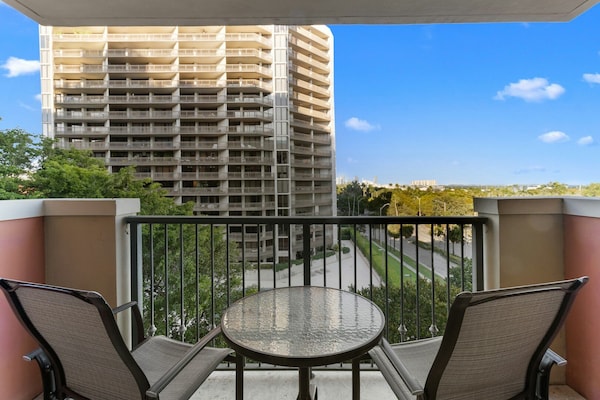 Prime Location! 2 Units With Full Kitchen! Onsite Pool, Jacuzzi, Valet Parking! - Miami