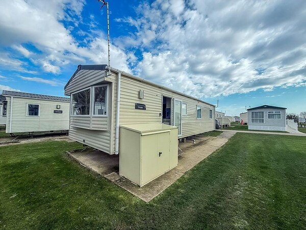 Homely Caravan With Free Wifi At Broadland Sands Park, Suffolk Ref 20002bs - Great Yarmouth