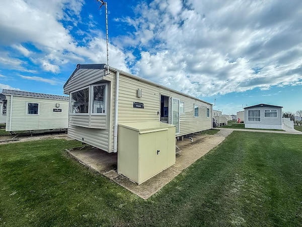 Homely Caravan With Free Wifi At Broadland Sands Park, Suffolk Ref 20002bs - Great Yarmouth