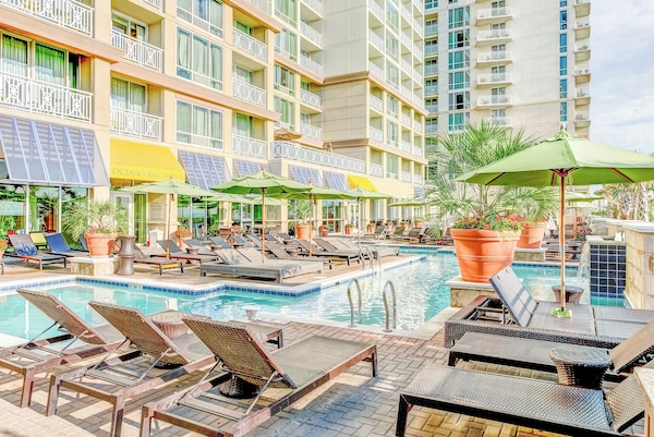 Your Home By The Sea! Full Kitchen, Swimming Pool, Ocean Front! - Virginia Beach, VA