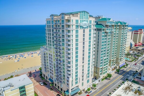 Your Perfect Beach Hideaway! Full Kitchen, Swimming Pool, Ocean Front! - Virginia Beach, VA