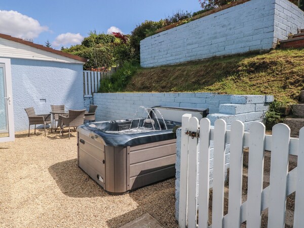 Afan House, Pet Friendly, With Hot Tub In Pontrhydyfen - Port Talbot
