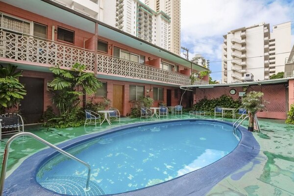 Great Island Escape! Unit W/ Kitchenette, Outdoor Pool, Mini Market On-site - Honolulu, HI