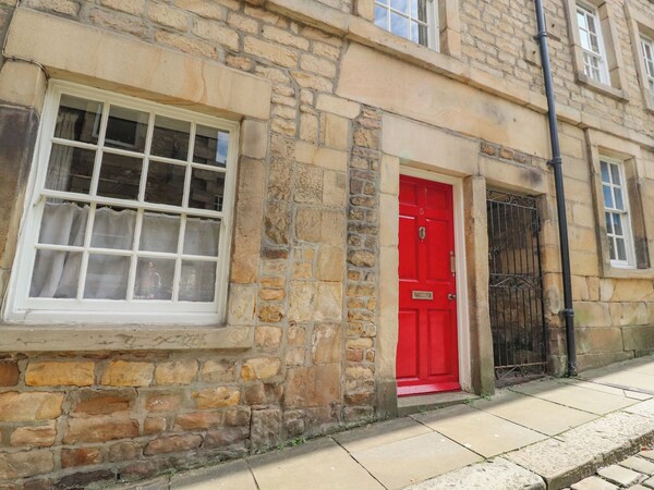 5 Castle Hill, Family Friendly, With A Garden In Lancaster - University of Cumbria in Lancaster