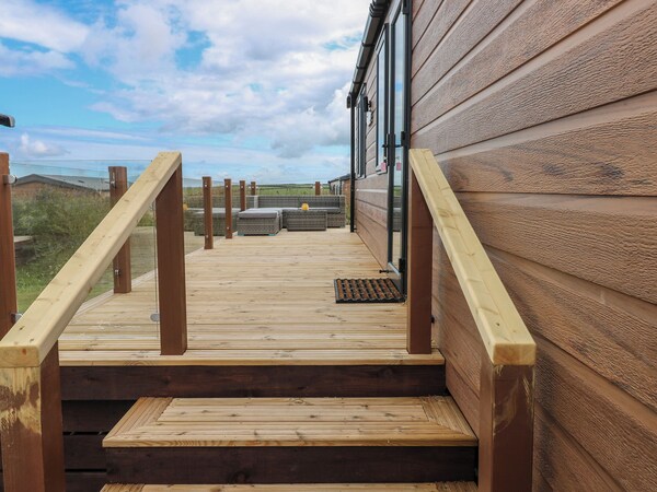 Sandy Bay Retreat, Pet Friendly, With A Garden In Broad Haven - Little Haven