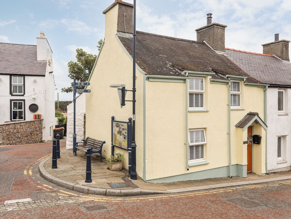 Bwthyn Lili (Lily Cottage), Pet Friendly In Cemaes Bay - Anglesey
