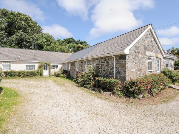 Forge Cottage, Pet Friendly, With Pool In Mullion - Porthleven