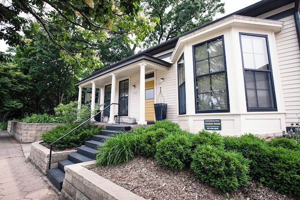 Entire Duplex West 7th, Xcel, And Dt St. Paul Sleeps 8 Off Street Parking! - Saint Paul, MN