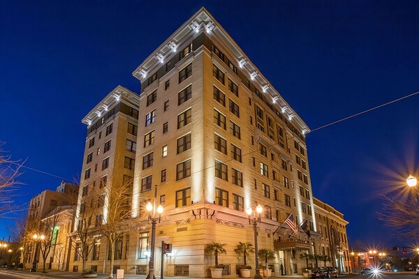 Pet-friendly Property! 2 Comfortable Units, Mini-golf Course, Pop- Up Cinema! - Portland, OR
