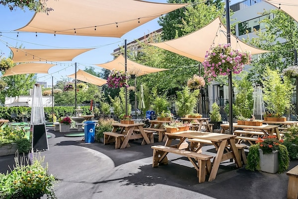 Comfort And Convenience! 2 Modern Suite, Pet-friendly Hotel With Pop-up Cinema! - Portland, OR