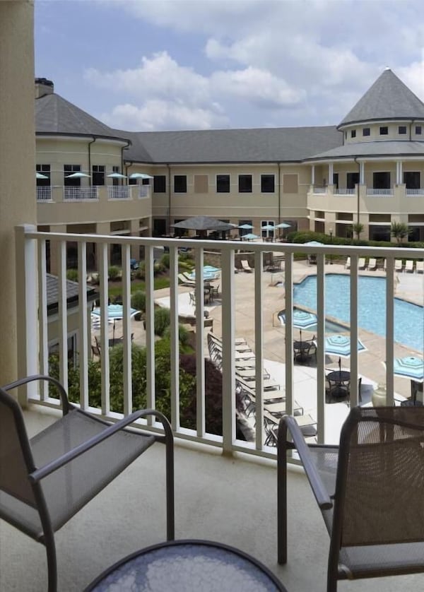 Pet-friendly Accommodation With Pool View! Onsite Parking, Pool, Bike Rental! - Lithonia, GA