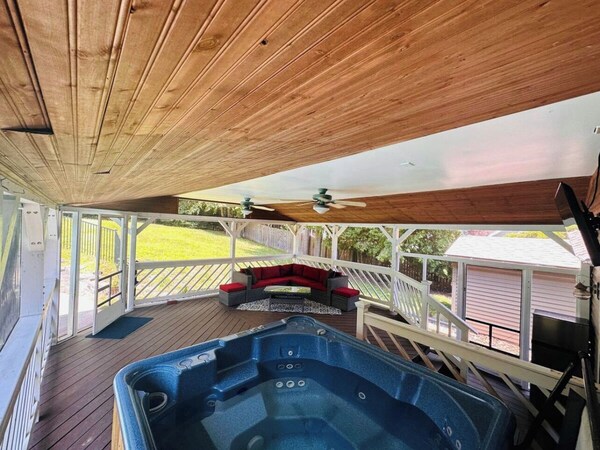 Private, Spacious 4 Bedroom 2 Bath 15 Mins To Saratoga Track W/ Pool And Hot Tub - Clifton Park, NY