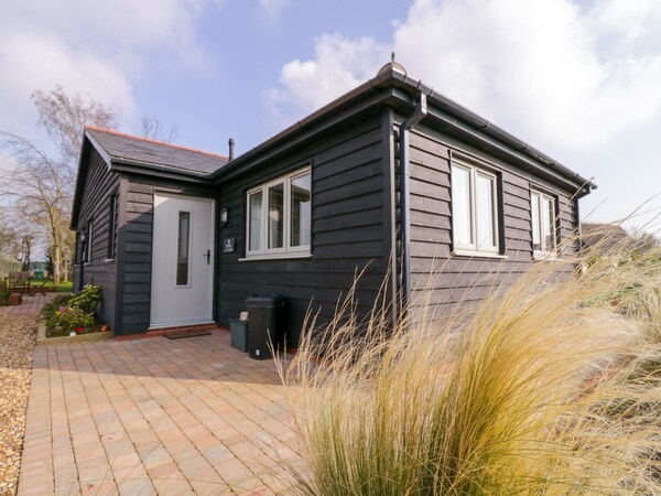 Pippin Cottage, Romantic, With A Garden In St. Osyth - Mersea Island