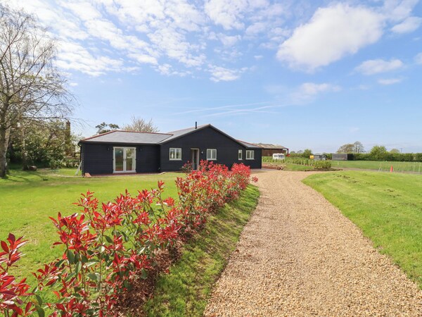 Bramley Cottage, Family Friendly, With A Garden In St. Osyth - Clacton-on-Sea