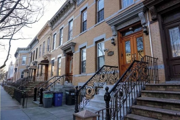 Luxurious Apartment At Colonial Townhouse - Brooklyn, NY