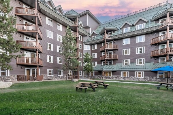 Comfort & Convenience, 2 Relaxing Units, Outdoor Swimming Pool, Parking! - South Lake Tahoe, CA
