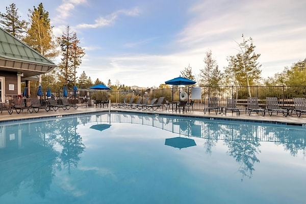 Best Place To Stay In California! 2 Comfortable Units, Outdoor Pool, Parking! - Lake Tahoe