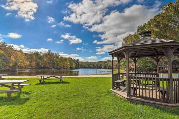Cozy Pocono Retreat W/ Comfort & Style ~ Fire Pit - Red Rock, East Stroudsburg