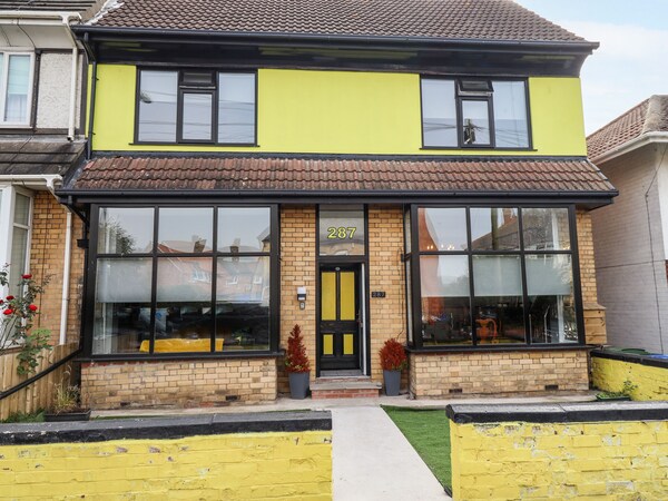 The Yellow House, Pet Friendly, With Hot Tub In Withernsea - Withernsea