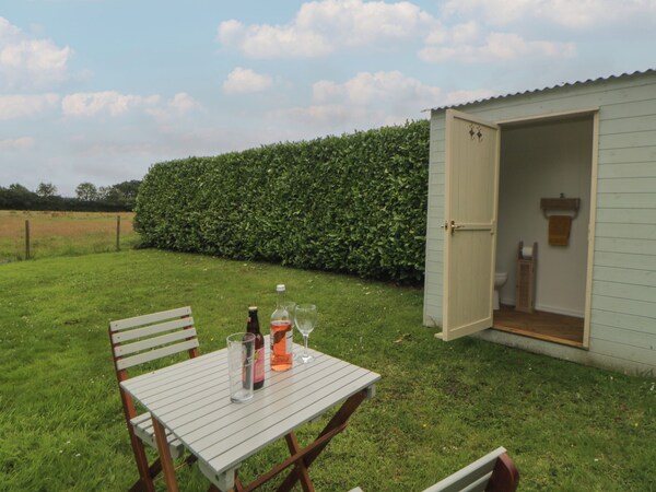 Flora's Hut, Pet Friendly, With Open Fire In Liskeard - 