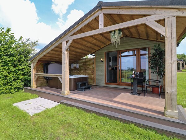 Rowan, Romantic, Luxury Holiday Cottage, With Hot Tub In Donisthorpe - Warwickshire