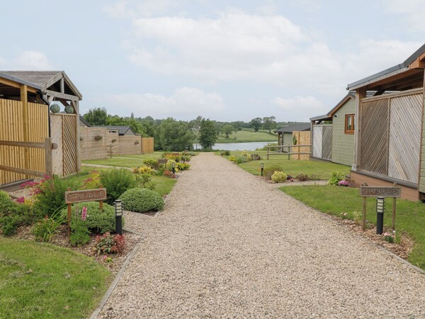Hazel, Romantic, With Hot Tub In Donisthorpe - Derbyshire