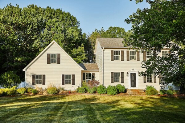 Beautifully Designed 4br Home With Heated Pool And Hottub - Nassau, NY