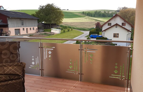Helle Ferienwohnung (66 Qm) Mit Voll Ausgestatteter Küche - Tauberbischofsheim