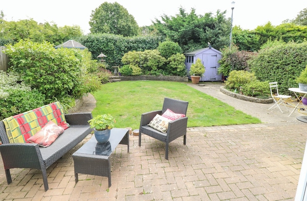 Ivys Place, Pet Friendly, Character Holiday Cottage In Highcliffe - Christchurch
