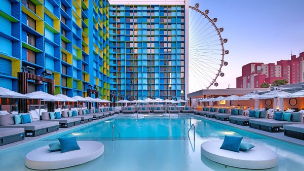 Foxy Unit At The Linq Casino Strip Las Vegas - Bellagio