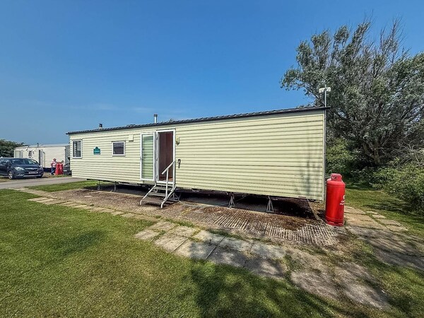 Lovely 6 Berth Caravan At Skipsea Sands Park In Yorkshire Ref 41053sf - Hornsea