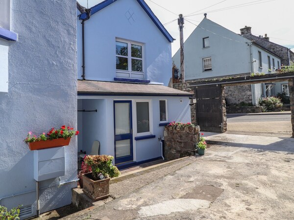 Ty Post, Pet Friendly, With A Garden In Newport, Pembrokeshire - Fishguard