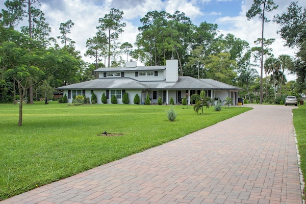 Little Ranches Retreat In The Heart Of Equestrian Community - Royal Palm Beach, FL