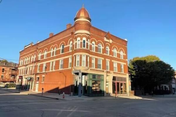 1103#203 / Downtown Oasis: En-suite Master - Dubuque, IA