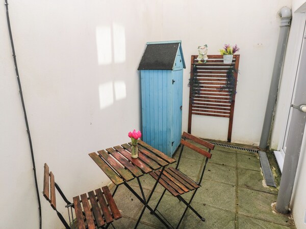 Flat 1, Pet Friendly, Country Holiday Cottage, With A Garden In Tenby - Manorbier