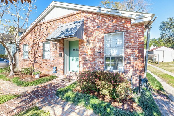 Charming Cottage, 2 Mi. From Louisiana State University, Restaurants & Shopping! - Baton Rouge, LA