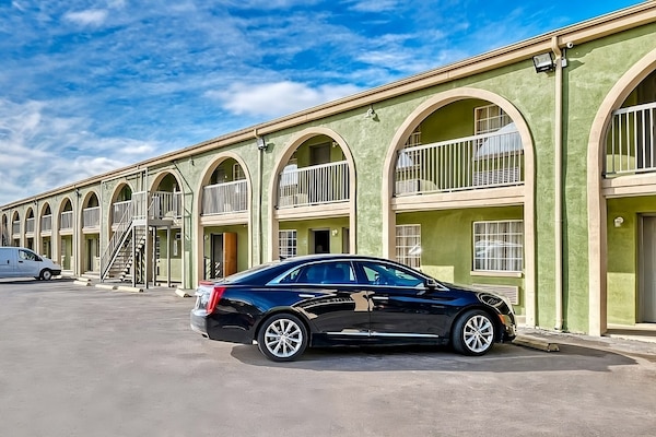 Your Texas Home In Channelview! Free Parking, Pe-friendly Property! - Pasadena, TX