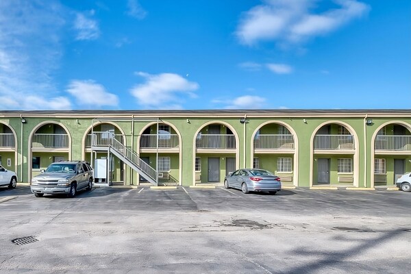 Relax And Unwind In Style! 2 Convenient Units, Pets Allowed, Free Parking! - Crosby, TX