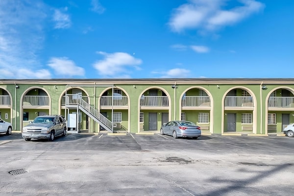 Relax And Unwind In Style! 2 Convenient Units, Pets Allowed, Free Parking! - Crosby, TX